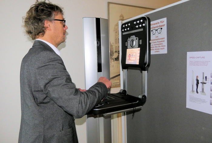 Neue Station liefert digitale Fotos für den Ausweis.